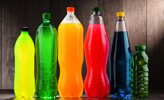 Botol Plastik Berbagai Macam Minuman Ringan Berkarbonasi Foto Stok