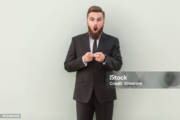 Pengusaha Dengan Ekspresi Wajah Terkejut Menunjuk Jari Ke Kamera Foto ... Pengusaha Dengan Ekspresi Wajah Terkejut Menunjuk Jari Ke Kamera Foto ...