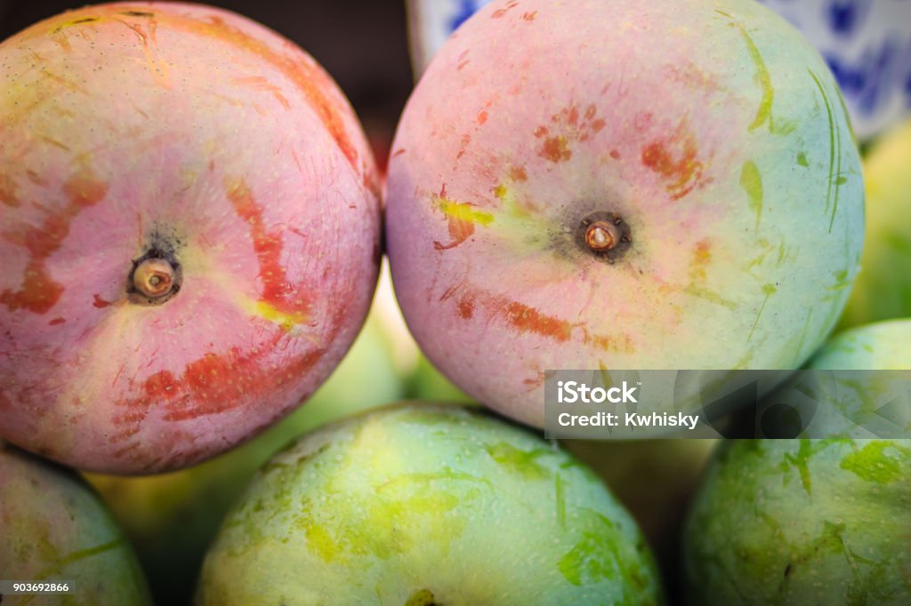 Extra Jumbo Size Of Organic R2e2 Mangoes For Sale At The Fruit Market Row 2 Experiment 2 R2e2