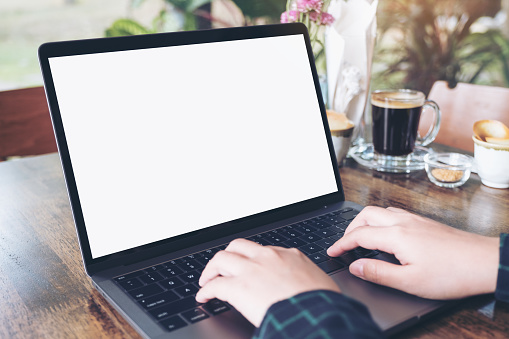 Gambar Mockup Tangan Menggunakan Dan Mengetik Di Laptop Dengan Layar