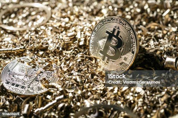 Cryptocurrency Bitcoin 금속 부스러기의 배경에 기호 버전으로 골든 금속 동전 0명에 대한 스톡 사진 및 기타