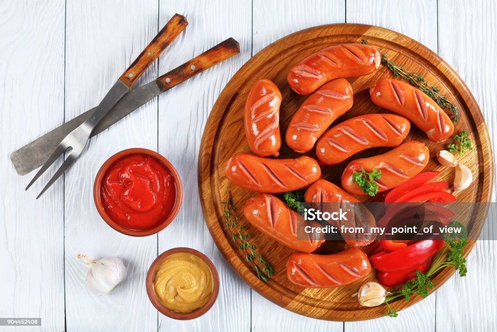 Sosis Daging Sapi Panggang Panas Dengan Thyme Segar Di Talenan Bulat
