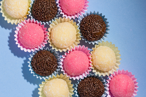 Brigadeiro Beijinho와 매우 드 Pe 브라질에서 과자 어린이 생일 파티 블루 테이블에 사탕 볼의 오버 헤드로