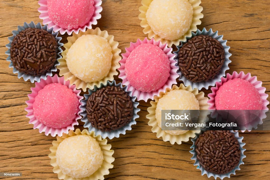 Brigadeiro Beijinho와 매우 드 Pe 브라질에서 과자 어린이 생일 파티 소박한 나무 테이블에 사탕 볼의 오버