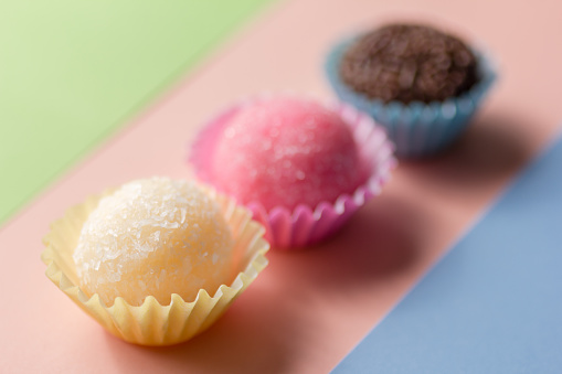 Brigadeiro Beijinho와 매우 드 Pe 브라질에서 과자 어린이 생일 파티 사탕 공 직선입니다 화려한 배경입니다 0