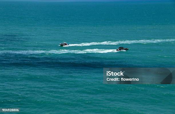 Pemandangan Dari Atas Di Laut Dan Dua Speedboat Foto Stok - Unduh ... Pemandangan Dari Atas Di Laut Dan Dua Speedboat Foto Stok - Unduh ...