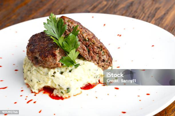 Cutlets 나무 바탕에 소스와 함께 접시에 파 슬 리와 으깬된 감자와 엘크의 0명에 대한 스톡 사진 및 기타 이미지 0명