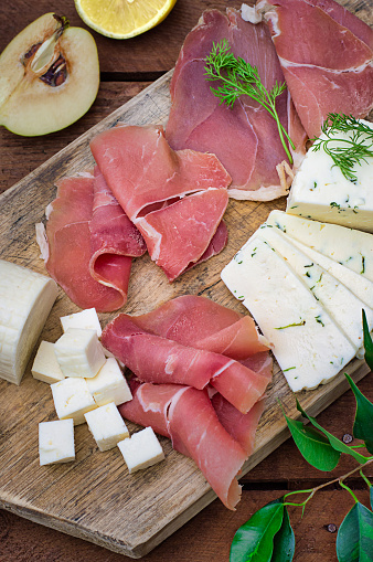 Jamon 나무 보드에 치즈의 다른 종류 목조 소박한 배경입니다 상위 뷰 0명에 대한 스톡 사진 및 기타 이미지 0명 과일