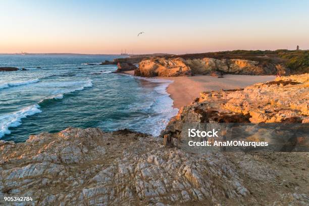 Alentejo 포르투갈의 포르토 코 보에서 바위와 해변에서 일몰 포르투갈에 대한 스톡 사진 및 기타 이미지 포르투갈 알렌