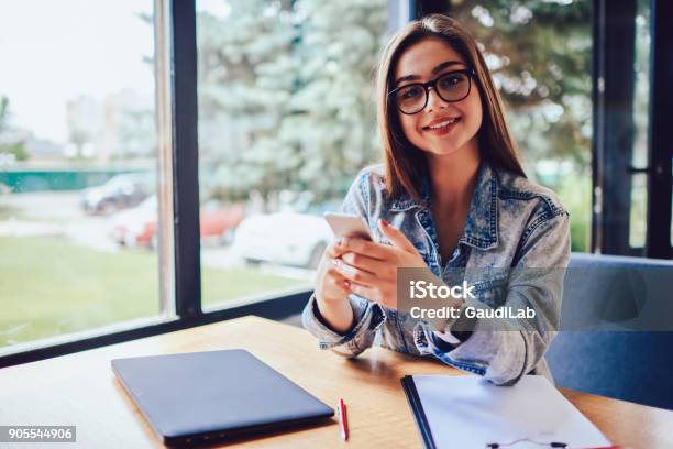 Setengah Potret Panjang Wanita Muda Cantik Bergaya Dalam Kacamata Optik ... Setengah Potret Panjang Wanita Muda Cantik Bergaya Dalam Kacamata Optik ...