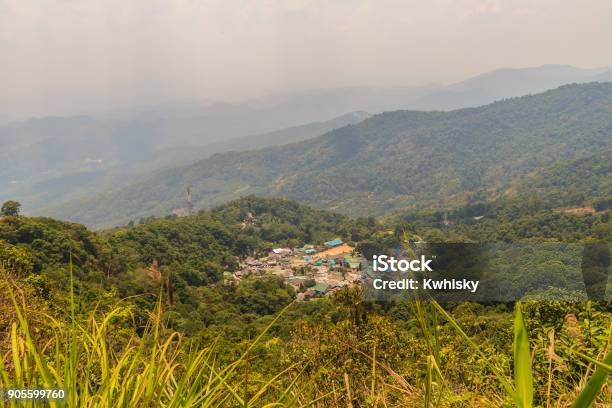 Foto De Hmong Étnica Da Tribo Colina Village De Doi Pui A Vista Aérea De Uma Falésia Com