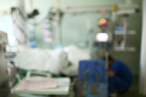 Bangsal Rumah Sakit Dengan Dokter Duduk Dan Pasien Di Tempat Tidur