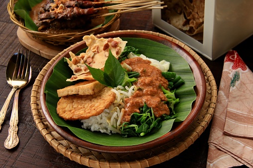 Nasi Pecel 야채 샐러드와 찐된 쌀의 전통적인 자바 어 식사 수라카르타에 대한 스톡 사진 및 기타 이미지 수라카르타
