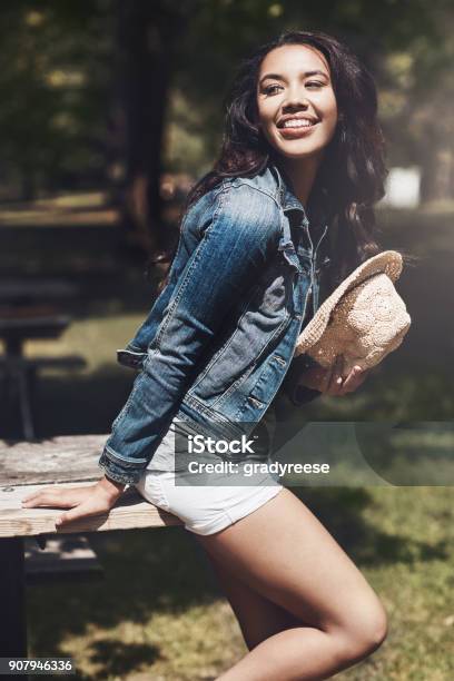Dia Punya Semangat Yang Mudah Foto Stok - Unduh Gambar Sekarang - 20-29 ... Dia Punya Semangat Yang Mudah Foto Stok - Unduh Gambar Sekarang - 20-29 ...