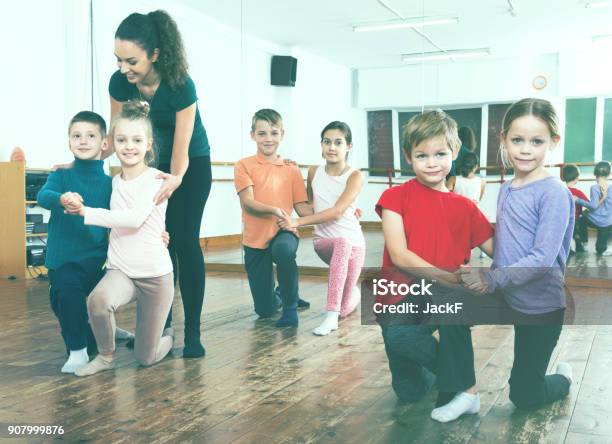 Niños Bailando La Danza Del Par Foto De Stock Y Más Banco De Imágenes