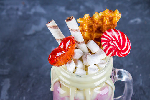 Freakshake 핑크 스무디 크림 막대 사탕 와플 마 시 멜로와 Monstershake입니다 메이슨 단지에 있는 극단적인