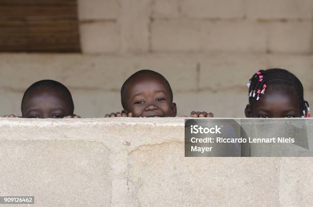 Photo Libre De Droit De Trois Mignons Enfants Africains Jouant Coucou À Lextérieur Banque D