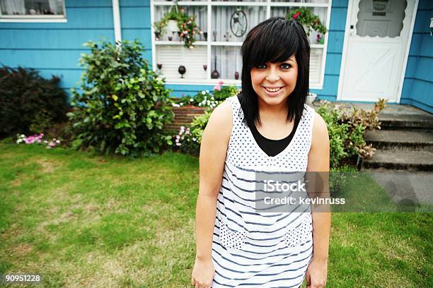 Brunette 여자아이 외부 자신의 집 검정 머리에 대한 스톡 사진 및 기타 이미지 검정 머리 관목 귀여운 Istock