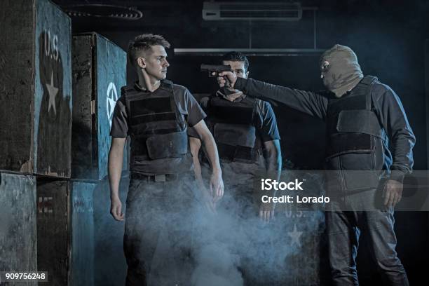 Krav Maga 싸움 어두운 실내 도시 설정에서 증인 보호에서 그룹 훈련 격투기에 대한 스톡 사진 및 기타 이미지 격투기