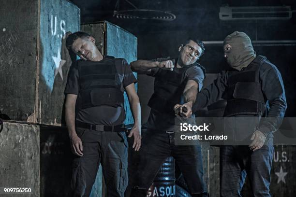 Krav Maga 싸움 어두운 실내 도시 설정에서 증인 보호에서 그룹 훈련 격투기에 대한 스톡 사진 및 기타 이미지 격투기