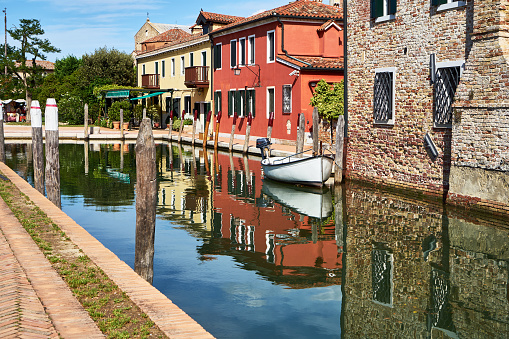 Torcello 베니스 토르첼로 섬 운하 및 보트에 화려한 주택 여름 이탈리아 토르첼로에 대한 스톡 사진 및 기타 이미지