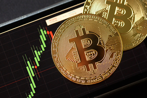 Bitcoin 골드 동전 및 차트 배경입니다 경제에 대한 스톡 사진 및 기타 이미지 경제 그래프 금 금속 Istock