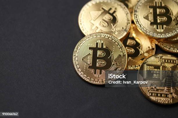 Bitcoin 골드 동전 및 차트 배경입니다 경제에 대한 스톡 사진 및 기타 이미지 경제 그래프 금 금속 Istock