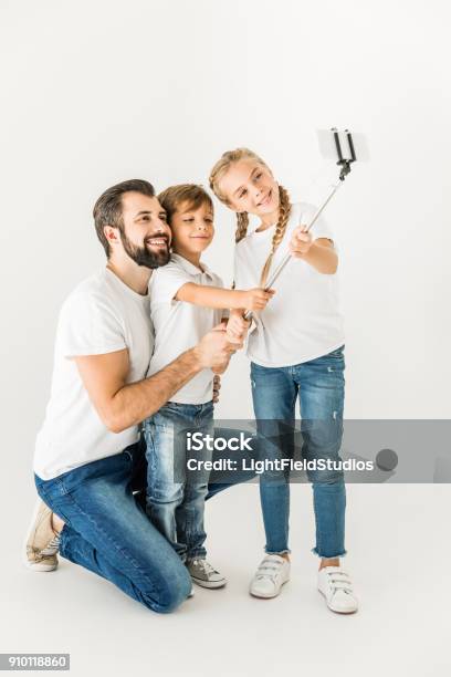 Selfie를 복용 하는 아이 들과 함께 아버지 가족에 대한 스톡 사진 및 기타 이미지 가족 셀카 아버지 Istock