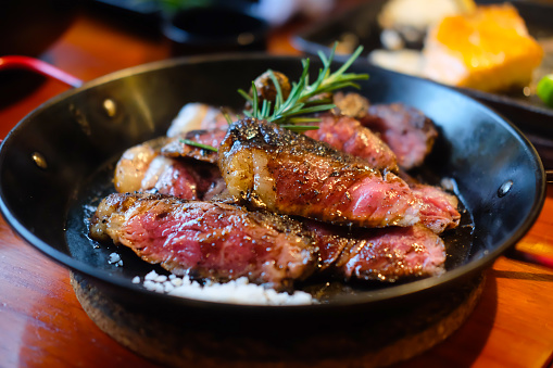 Irisan Steak Panggang Daging Sapi Dengan Garam Yang Disajikan Dalam