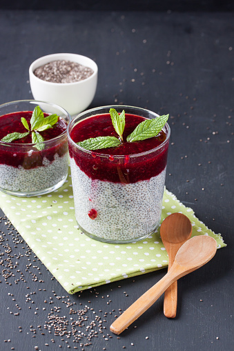 Chia 씨앗 푸딩 라즈베리 소스와 함께 0명에 대한 스톡 사진 및 기타 이미지 0명 과일 디저트 토핑 Istock