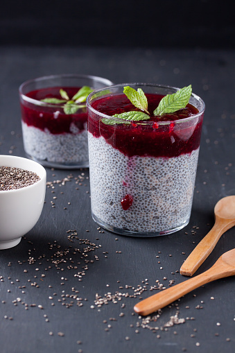Chia 씨앗 푸딩 라즈베리 소스와 함께 0명에 대한 스톡 사진 및 기타 이미지 0명 과일 디저트 토핑 Istock
