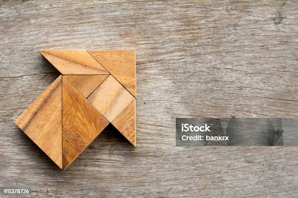 Tangram 퍼즐 나무 바탕에 화살표 모양에 개념에 대한 스톡 사진 및 기타 이미지 개념 결정 교육 Istock