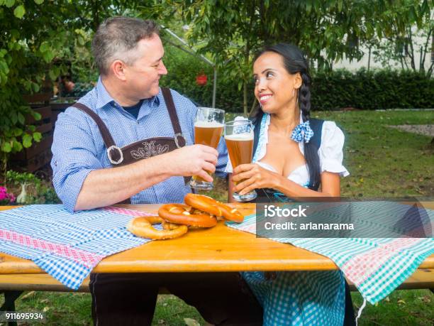 Pasangan Dengan Pakaian Tradisional Bavaria Duduk Di Kebun Foto Stok ... Pasangan Dengan Pakaian Tradisional Bavaria Duduk Di Kebun Foto Stok ...