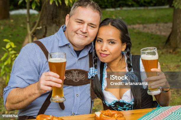 Pasangan Dengan Pakaian Tradisional Bavaria Duduk Di Kebun Foto Stok ... Pasangan Dengan Pakaian Tradisional Bavaria Duduk Di Kebun Foto Stok ...