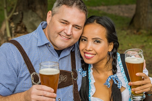 Pasangan Dengan Pakaian Tradisional Bavaria Duduk Di Kebun Foto Stok ... Pasangan Dengan Pakaian Tradisional Bavaria Duduk Di Kebun Foto Stok ...