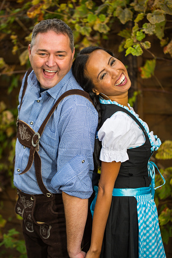 Pasangan Dengan Pakaian Tradisional Bavaria Berdiri Oktoberfest Foto ... Pasangan Dengan Pakaian Tradisional Bavaria Berdiri Oktoberfest Foto ...