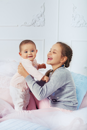 Lucu Adik Bermain Di Dalam Ruangan Konsep Masa Kecil Dan Pendidikan ... Lucu Adik Bermain Di Dalam Ruangan Konsep Masa Kecil Dan Pendidikan ...