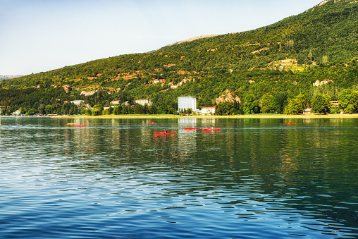 Ohrid 호수 마케도니아 공화국 발칸 제국에 관광 카약 거리가 먼에 대한 스톡 사진 및 기타 이미지 거리가 먼 결정체