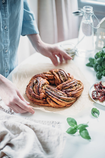 Pesto와 말린된 토마토 Babka 소박한 흰색 배경 수 제 찬입니다 전통적인 프랑스 요리입니다 선택적 초점 갈색에 대한 스톡