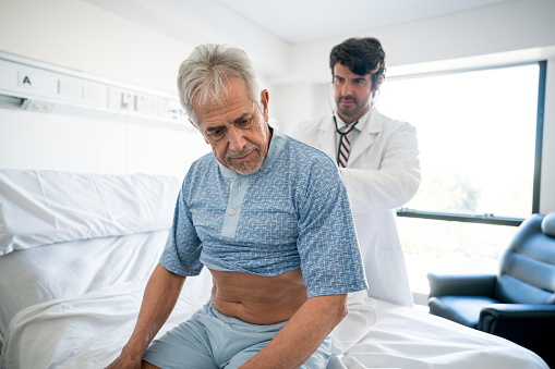 Dokter Memeriksa Pasien Senior Yang Dirawat Di Rumah Sakit Memeriksa ... Dokter Memeriksa Pasien Senior Yang Dirawat Di Rumah Sakit Memeriksa ...