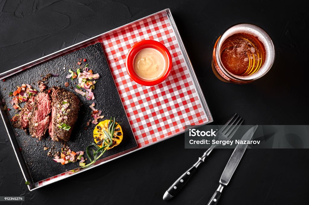 Irisan Steak Daging Sapi Panggang Langka Ribeye Dengan Jagung Rosemary