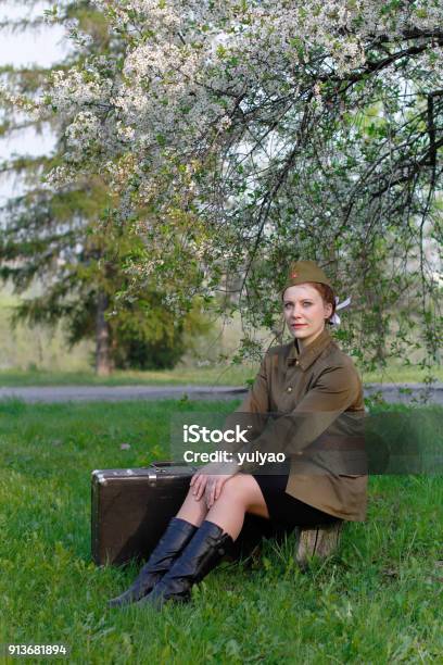 Tentara Wanita Cantik Soviet Berseragam Perang Dunia Ii Dengan Koper Duduk Di Tunggul Dekat