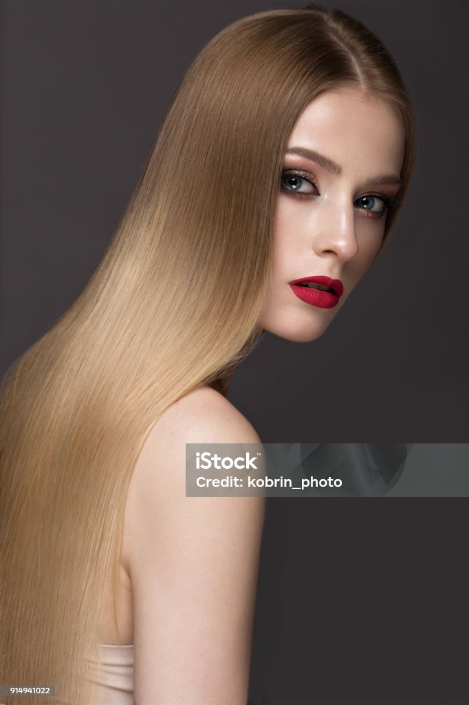 Vacker Blond Tjej Med En Helt Slät Hår Klassiska Makeup Och Röda Läppar