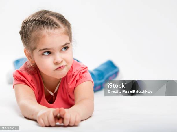 Potret Seorang Gadis Kecil Yang Cantik Dengan Latar Belakang Putih Iri