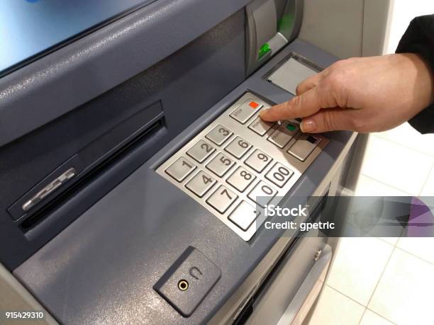 Atm 은행 기계 키패드 핀 패스 코드를 입력 하는 손 구매에 대한 스톡 사진 및 기타 이미지 구매 금융 기계류 Istock