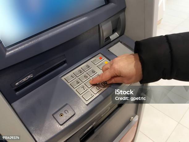 Atm 은행 기계 키패드 핀 패스 코드를 입력 하는 손 구매에 대한 스톡 사진 및 기타 이미지 구매 금융 기계류 Istock