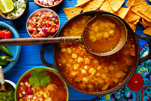 Pozole 티 끌 큰 옥수수와 멕시코에서 스튜 몰레 소스에 대한 스톡 사진 및 기타 이미지 몰레 소스 팬 주방용구 0명