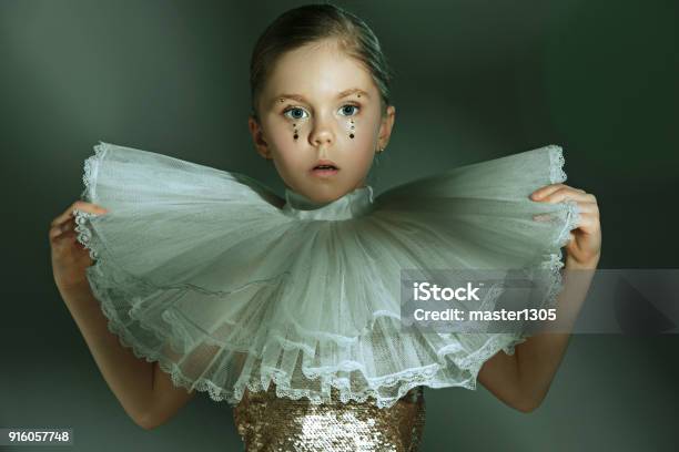 Potret Mode Gadis Remaja Muda Yang Cantik Di Studio Foto Stok - Unduh ... Potret Mode Gadis Remaja Muda Yang Cantik Di Studio Foto Stok - Unduh ...