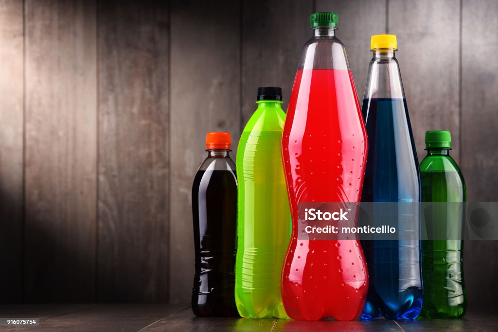 Botol Plastik Berbagai Macam Minuman Ringan Berkarbonasi Foto Stok