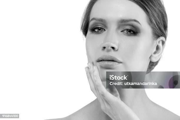 Wanita Cantik Wajah Close Up Potret Studio Muda Hitam Dan Putih Foto ... Wanita Cantik Wajah Close Up Potret Studio Muda Hitam Dan Putih Foto ...